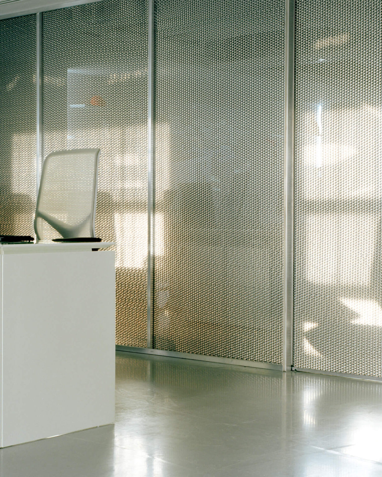 Uses of Mykon's toughened glass panels in architecture | Encocam